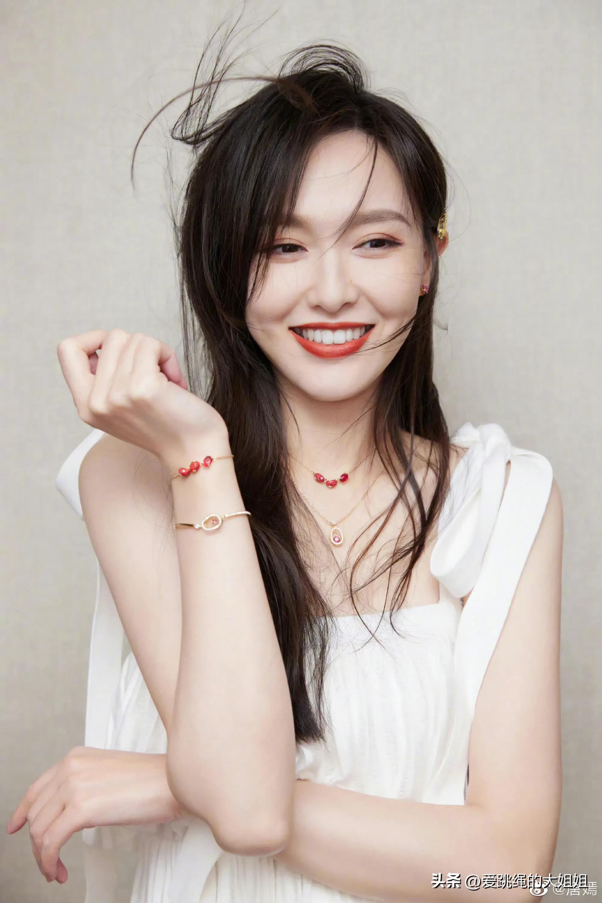 Elegant Tang Yan - iNEWS