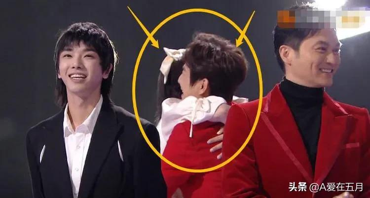 Cross the crowd to give you the deepest hug - iNEWS