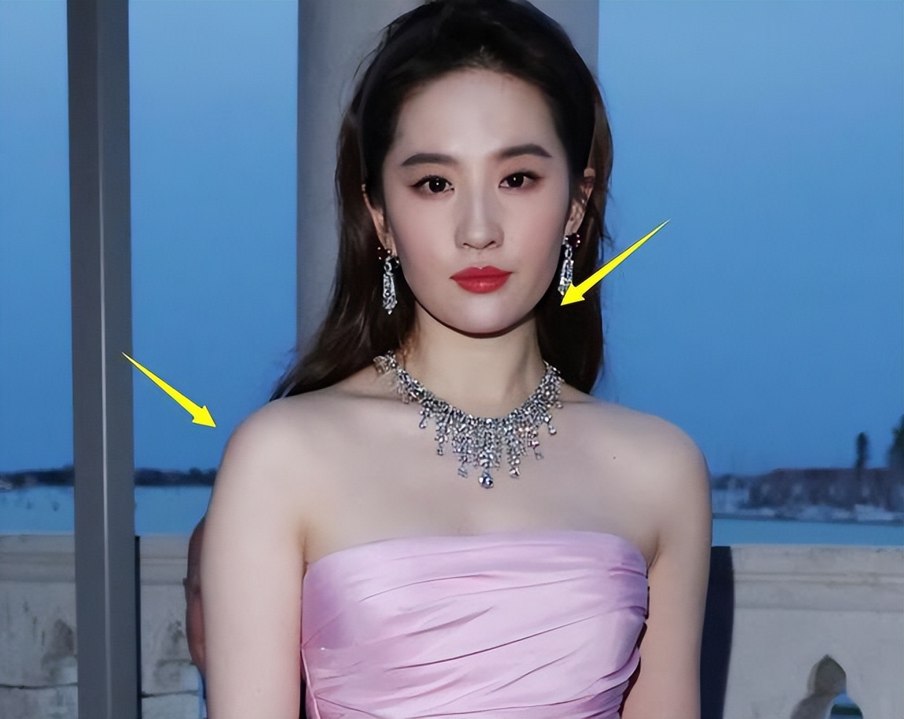 Liu Yifei appeared at a foreign show, her lips and nose were "mysteriously deformed", and ...