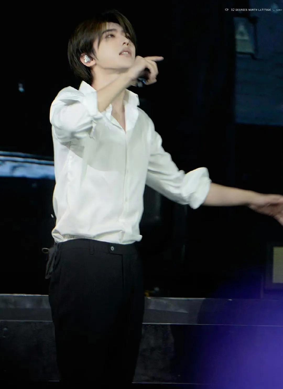 During Cai Xukun's concert, he bent down and bowed deeply to apologize ...