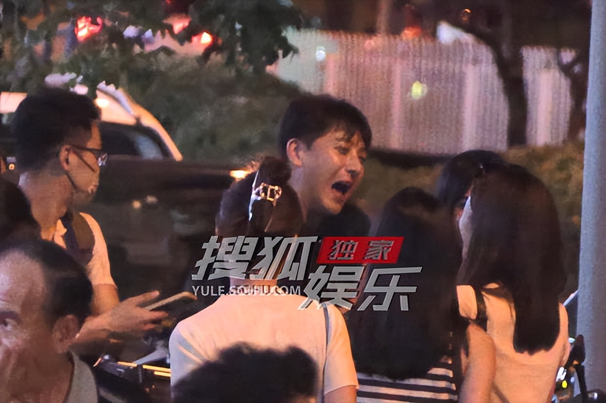 Ying Haoming partyed with all the beauties and drank high on the street ...