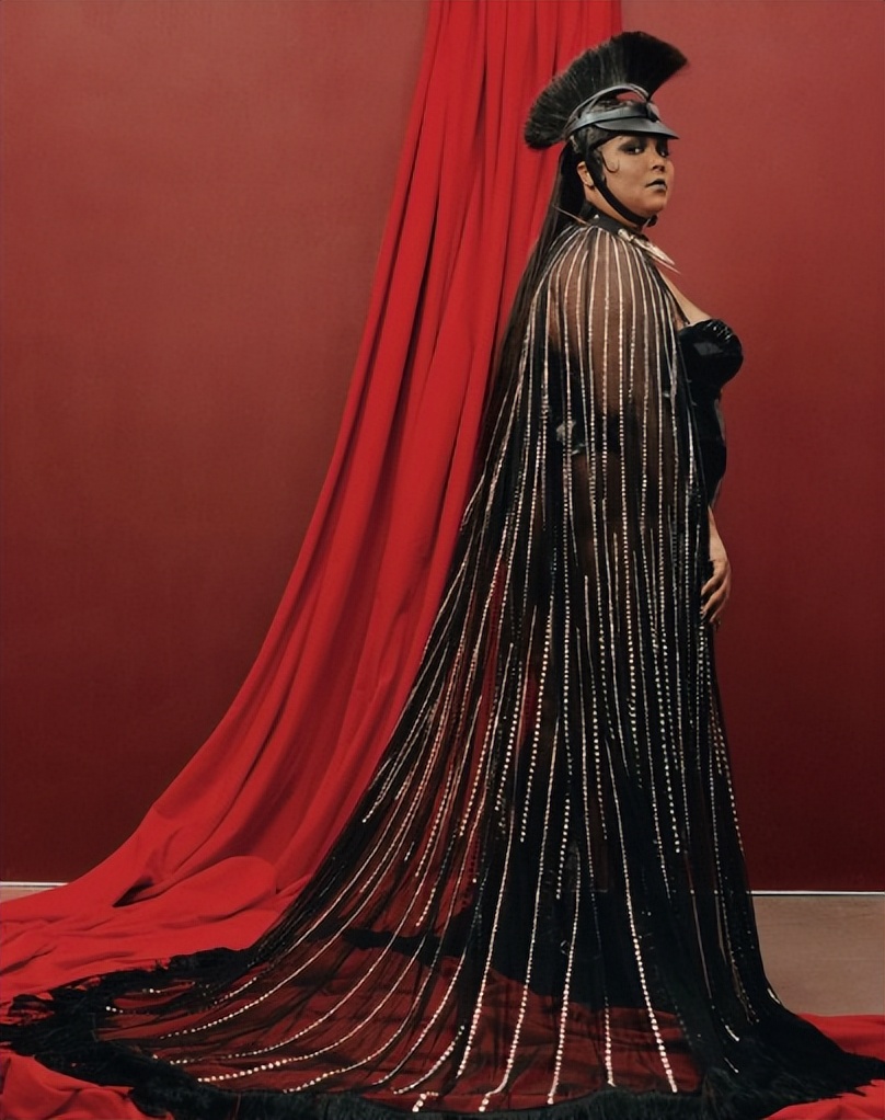 Hard-bodied plus-size model and rapper: Lizzo - iNEWS