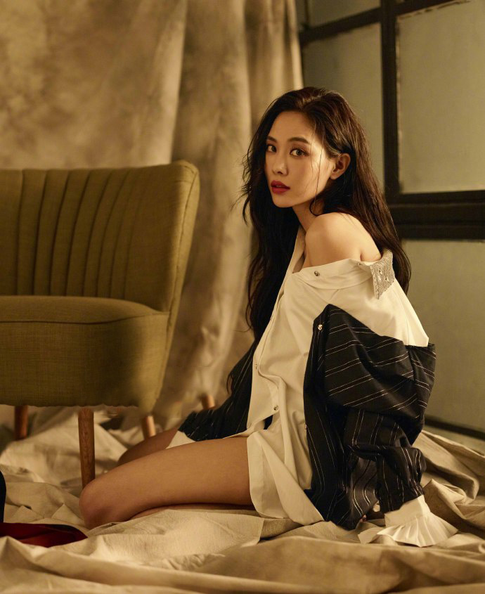 Wang Feifei sexy man costume photo - iNEWS