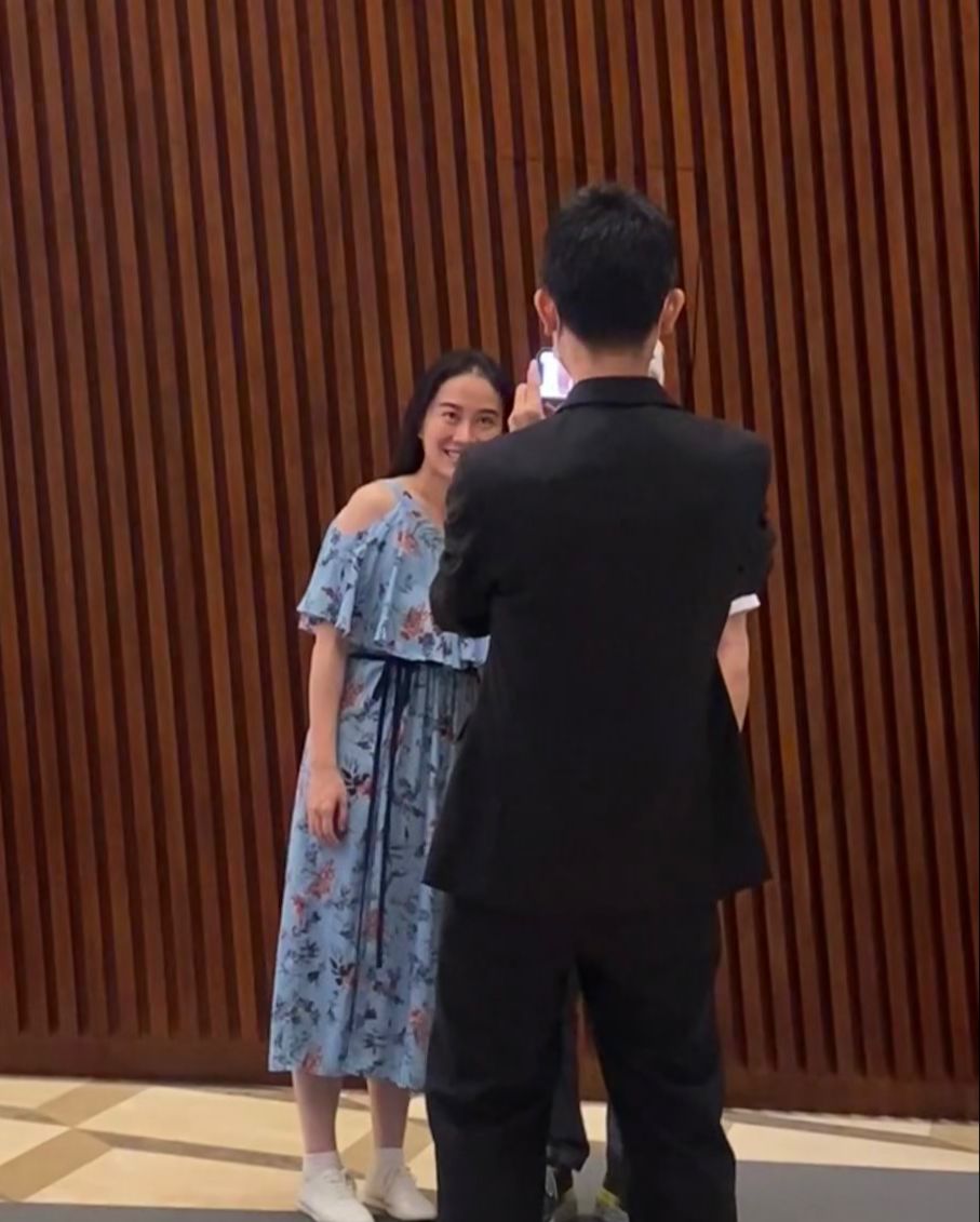 43-year-old Michelle Ye and Qin Pei face-to-face photo, wearing an earthy floral dress and being ...