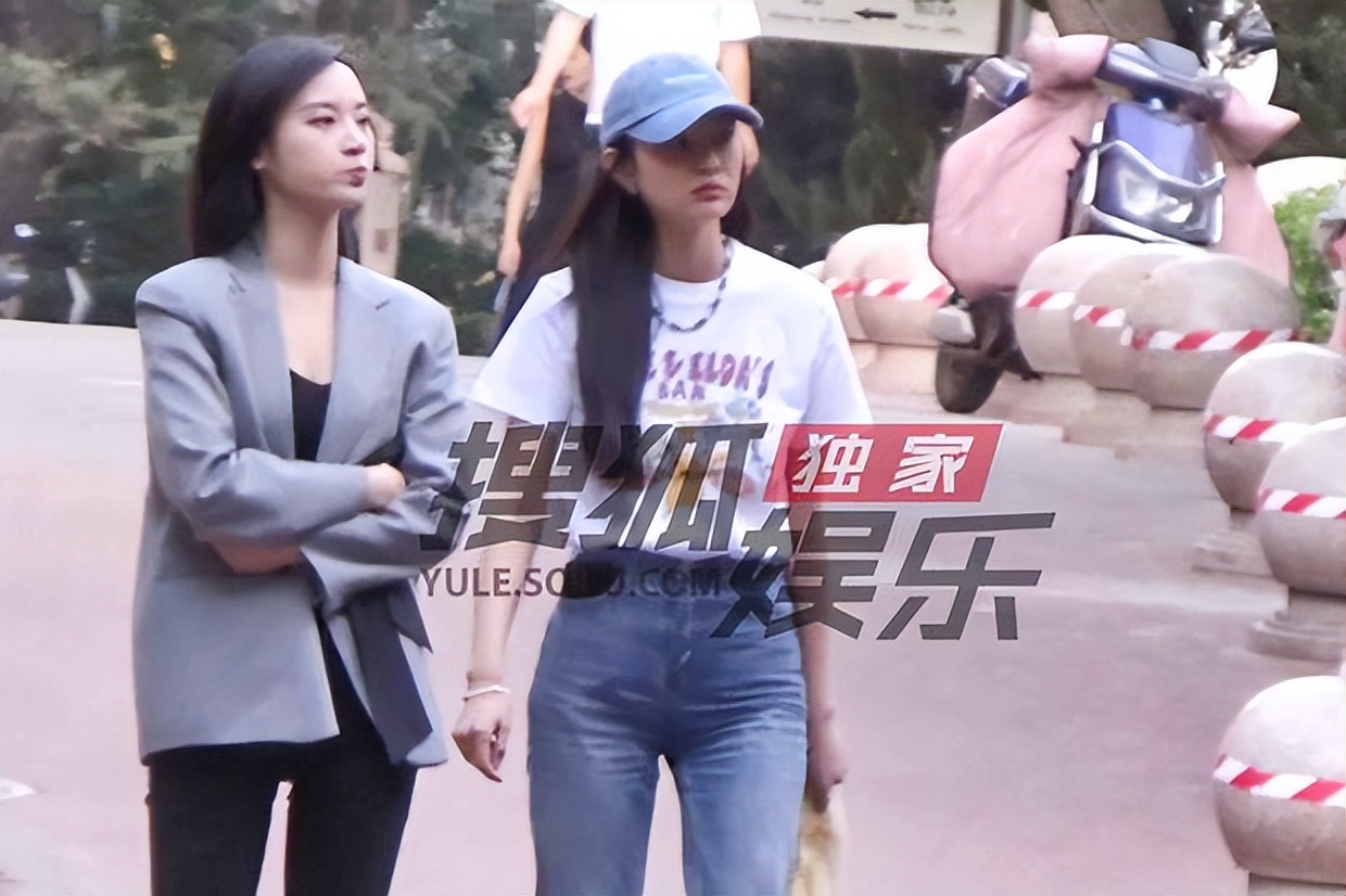 Exclusive: Gai Yuexi's roadside photoshoot pose is sunny and energetic ...