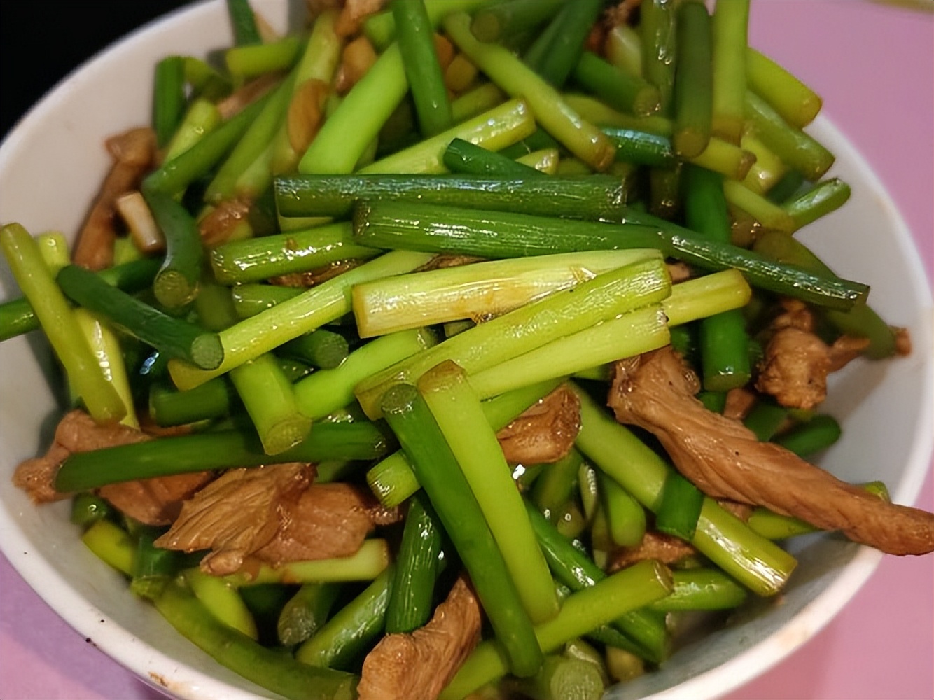 When frying garlic sprouts, remember not to fry directly in the pan ...