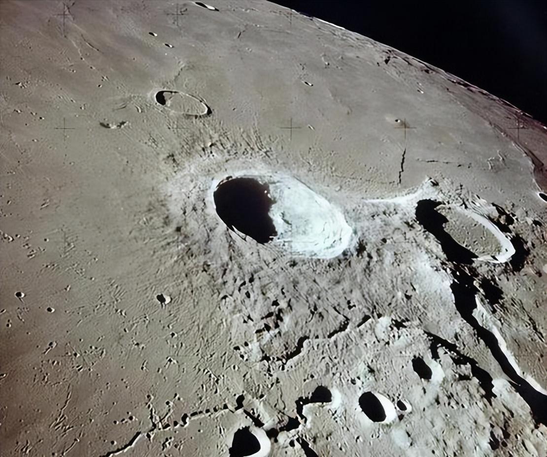 The "metal structure" of the moon's crater occasionally emits strange ...