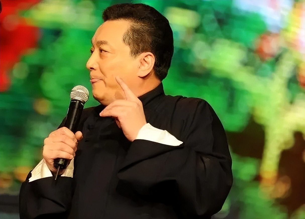 Crosstalk actor Wang Ping passed away at the age of 51, leaving his ...