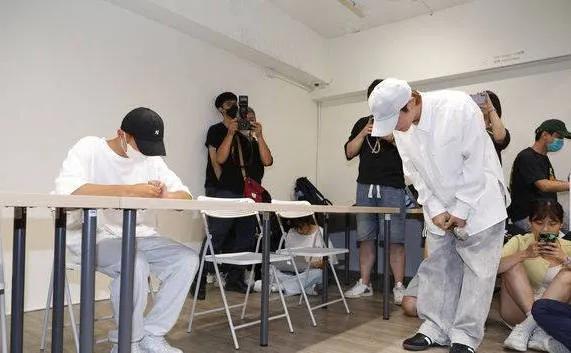 Aaron Yan showed up at the press conference, bowed and apologized to ...