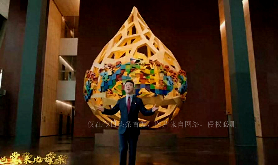 Hundreds of CCTV hosts gathered together. Li Zimeng and Long Yang sang ...