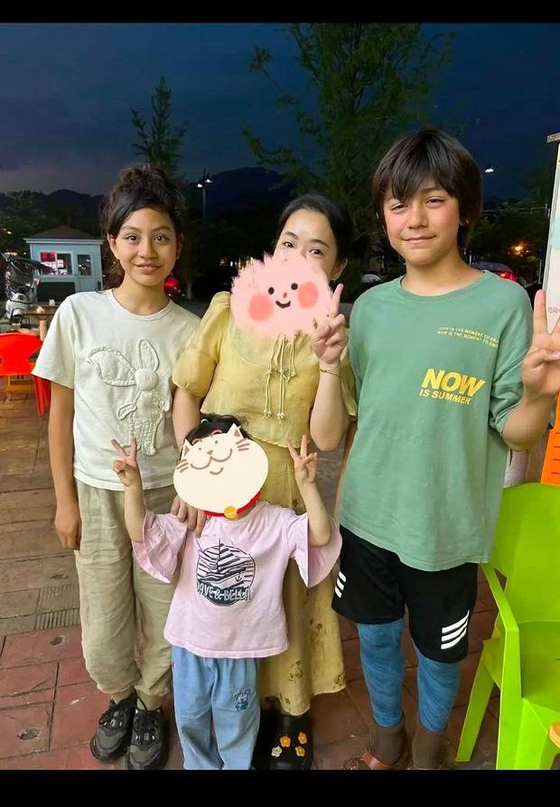 Nuoyi Nina was eating barbecue and was met by chance wearing a low-key ...