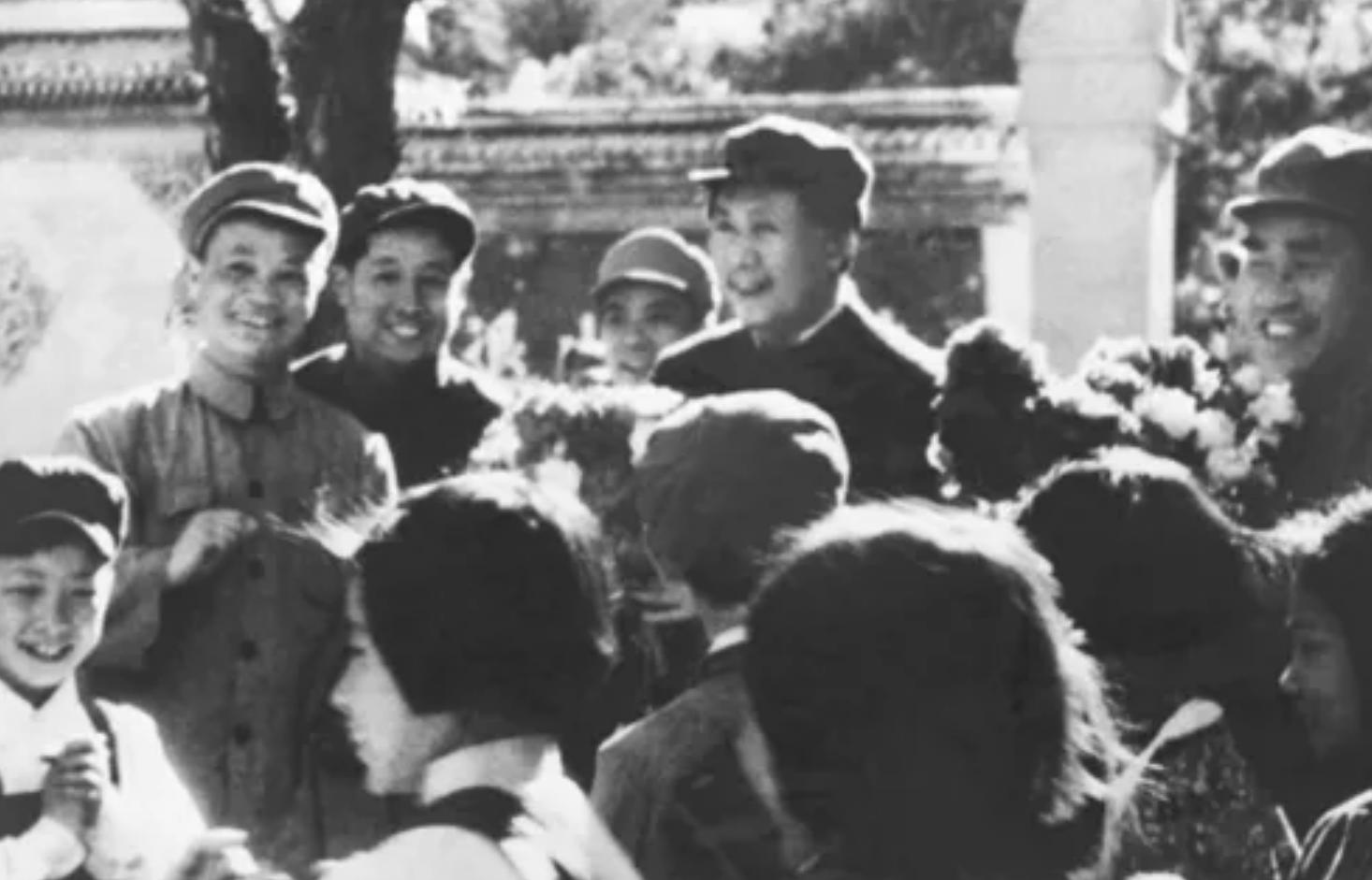 In 1949, Chen Zhengqing took pictures of Mao Zedong and Hou Bo couple ...