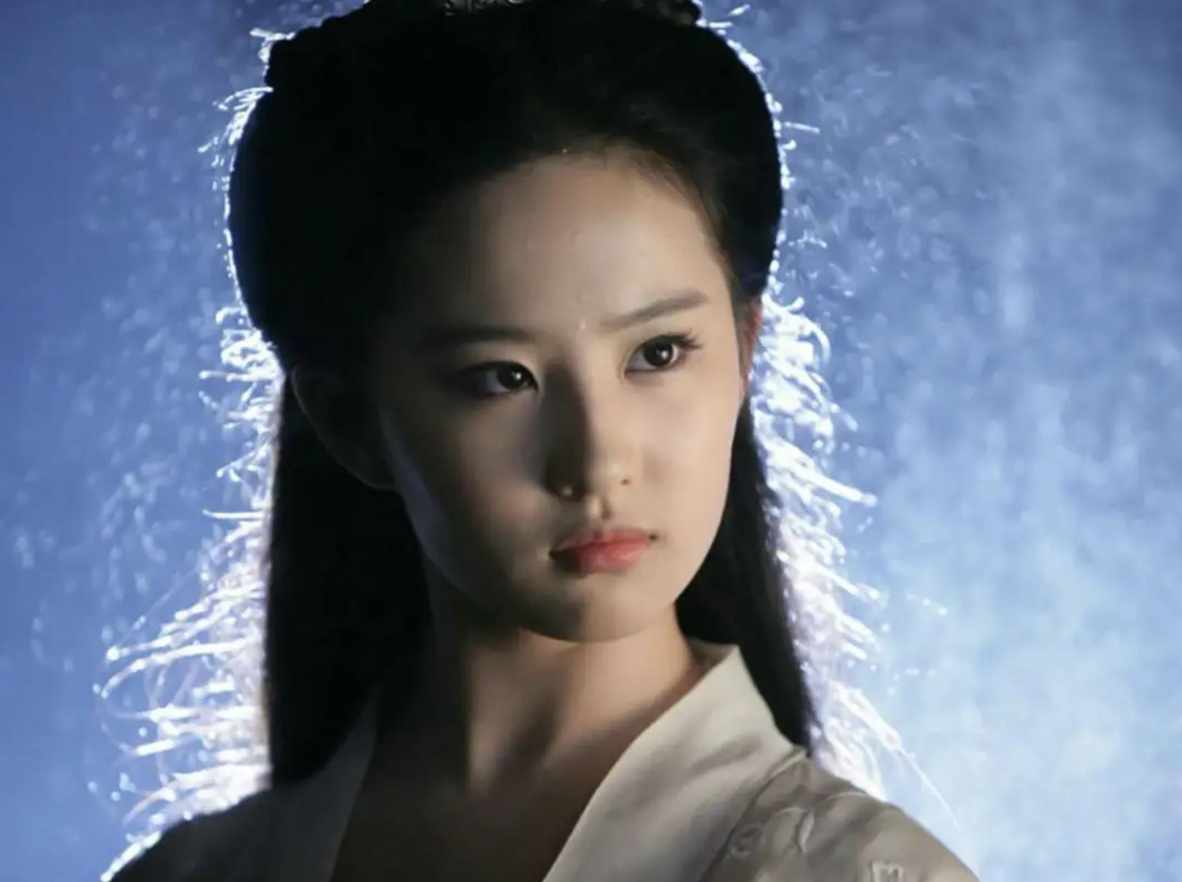 Liu Yifei's waistless outfits have attracted heated discussions. Her ...