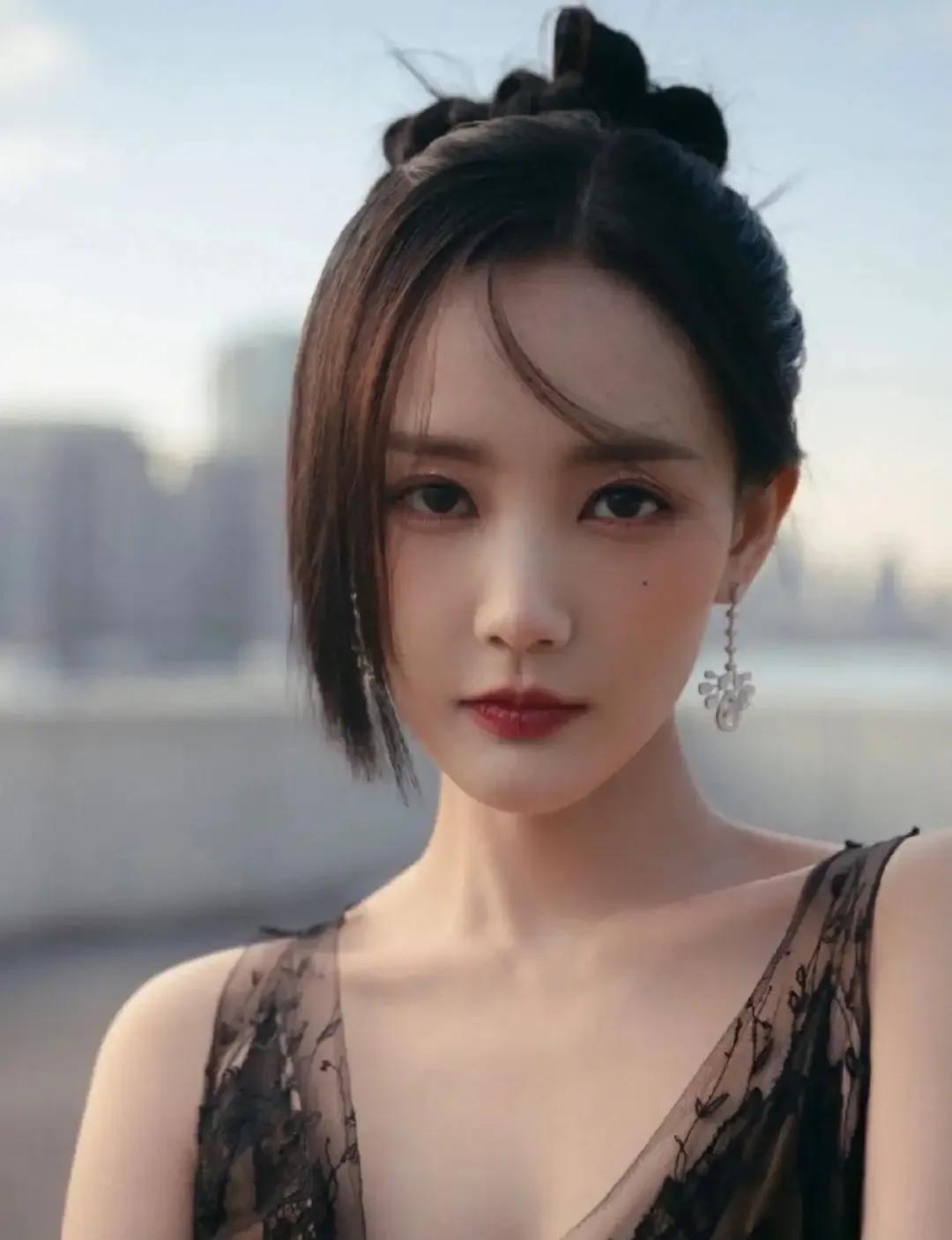 #Li Yitong takes off his shoes and boards a plane barefoot, sparking ...