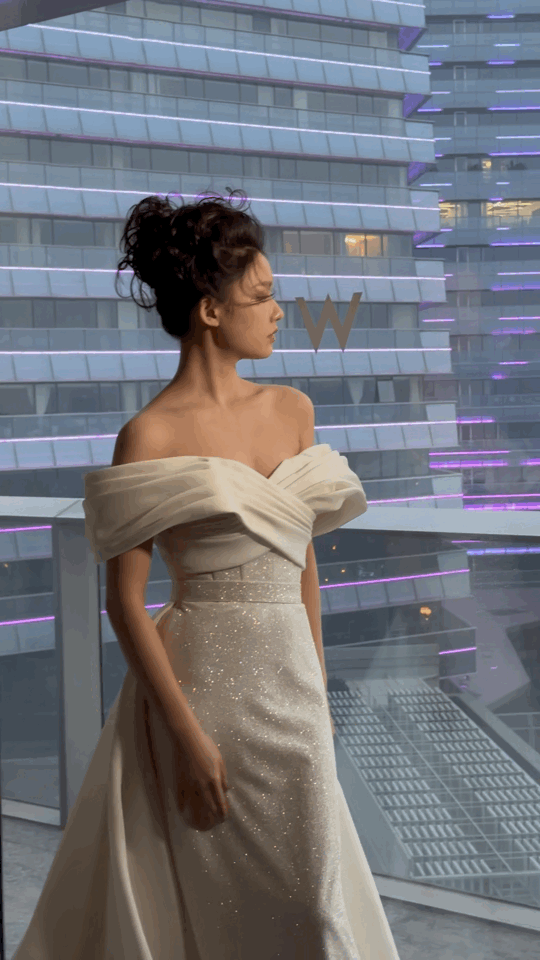 Lin Yun's white swan dress for the Silk Road Film Festival, lightly cut ...