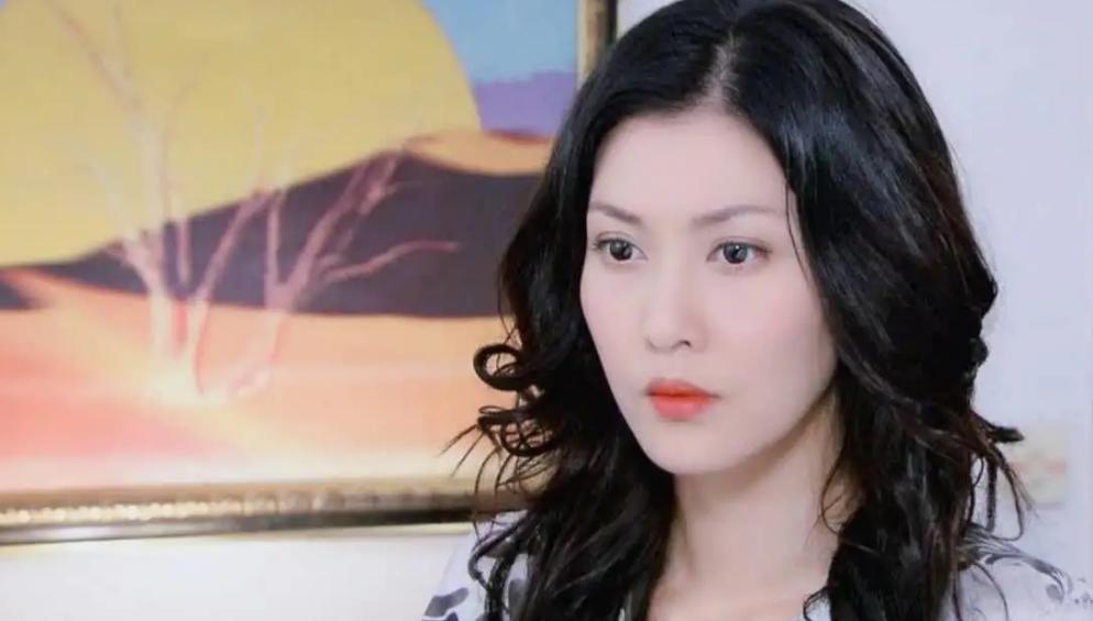 38-year-old Li Caihua surfing shows long legs, one-piece swimsuit with ...