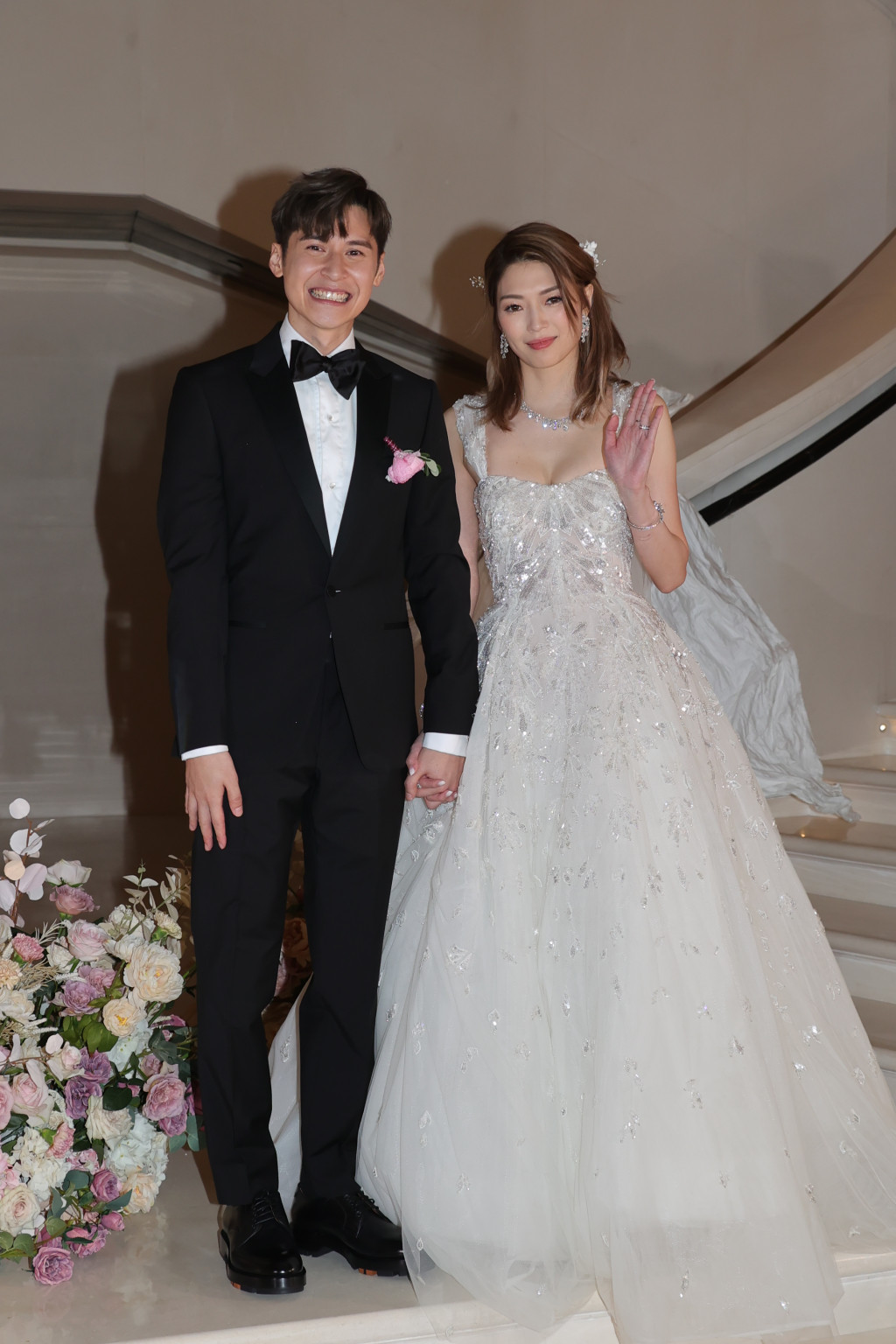 High sweetness! Hong Kong actress gets married and kisses in public for ...