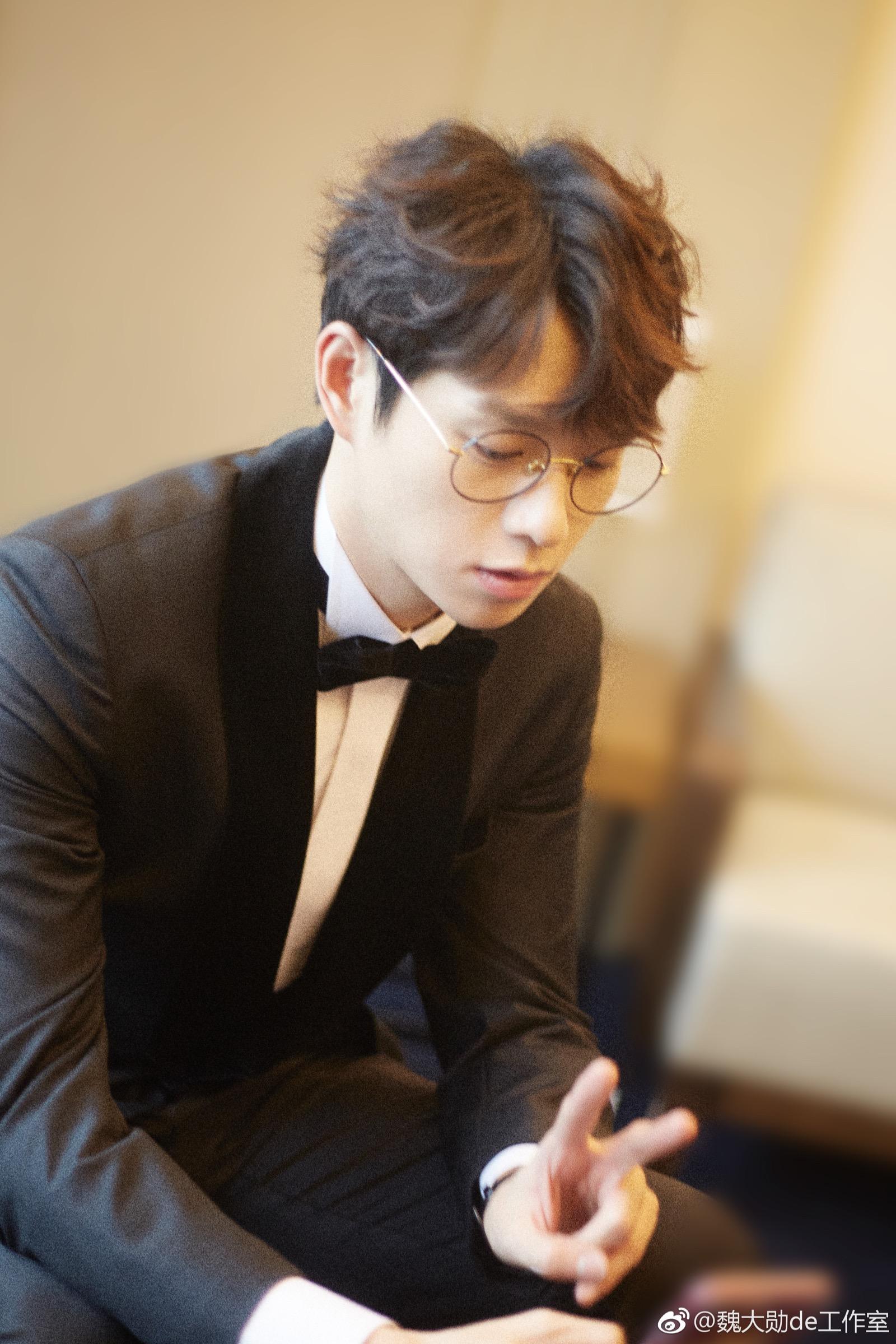 Wei Daxun was asked to wear a black suit and glasses during his outdoor ...