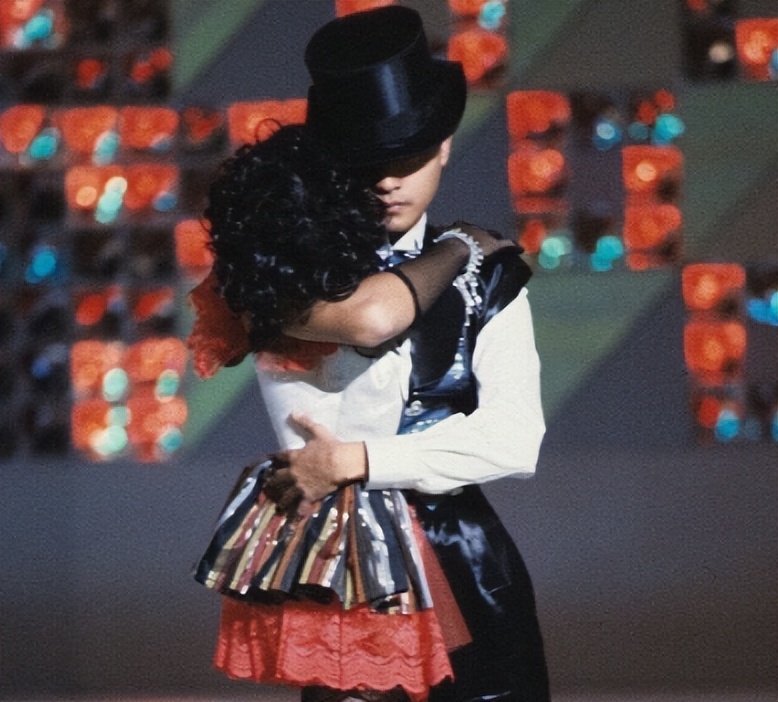 From Leslie Cheung's costume changes in performances, look at the ...