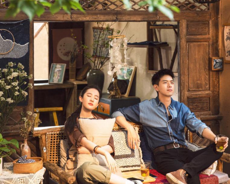 [Go to a windy place] is currently on the air, Li Xian and Liu Yifei ...