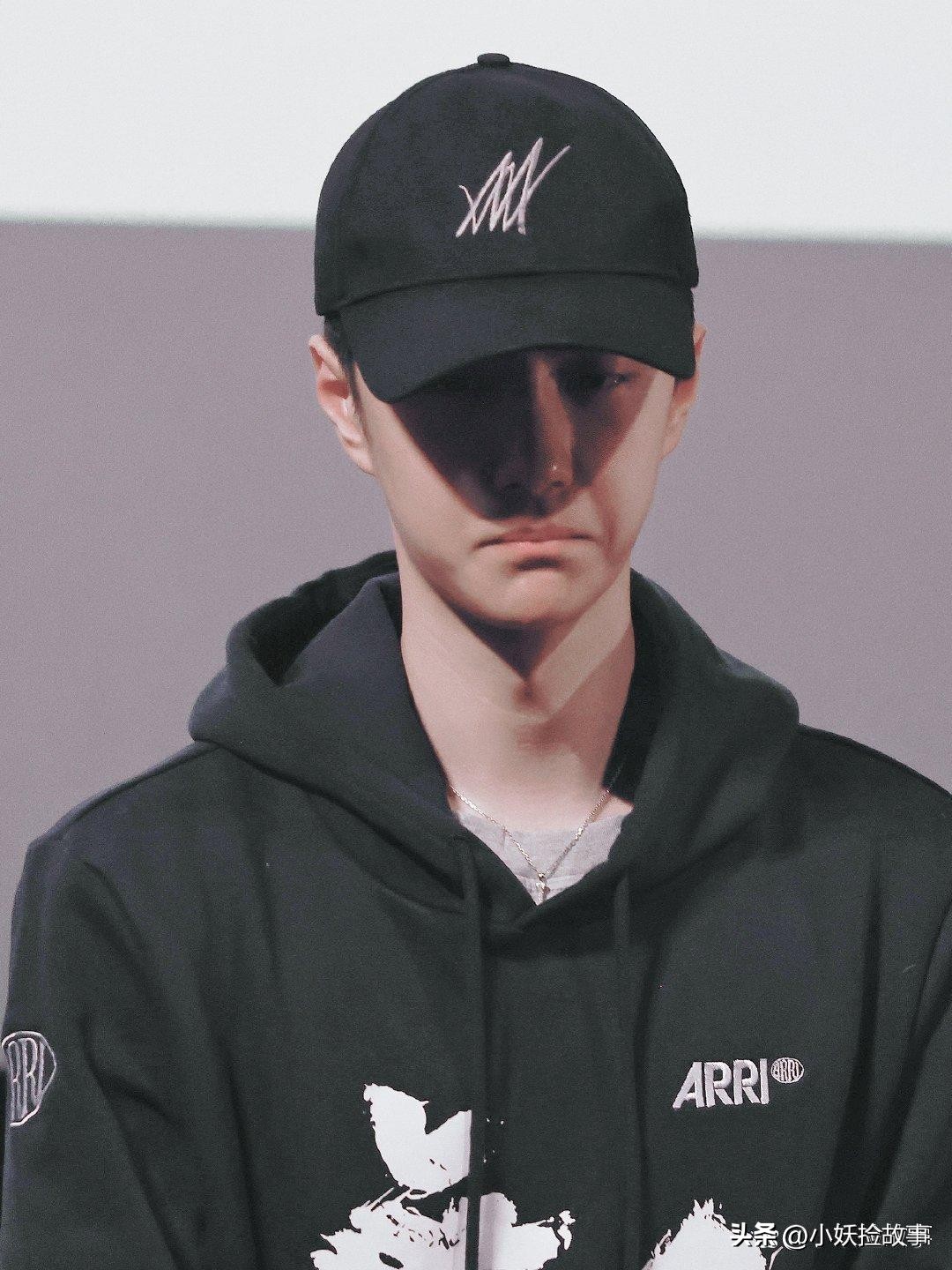 Wang Yibo sits on a rotating machine, the contrast between the front ...