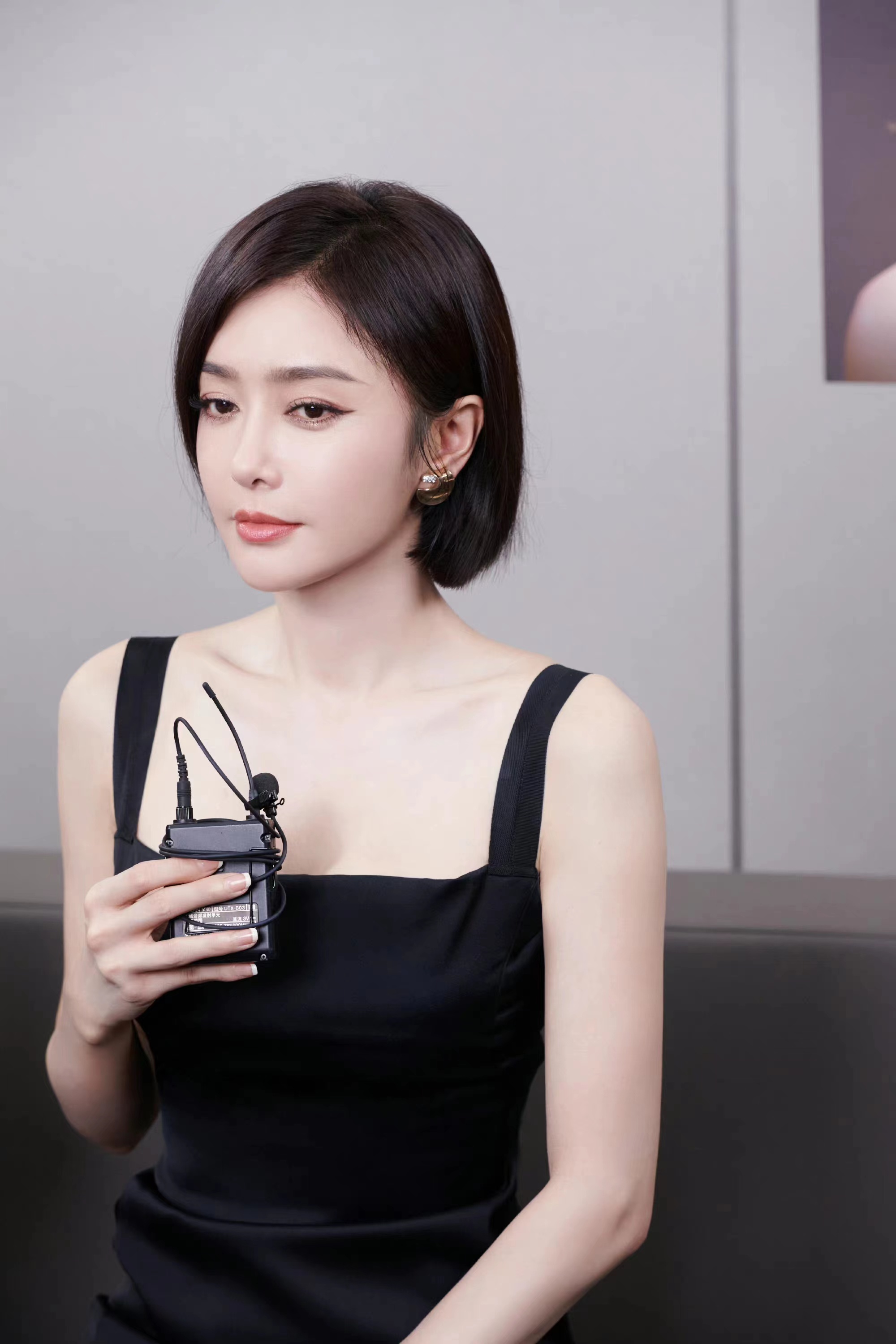 Qin Lan attended the event, wearing a long black suspender dress is ...
