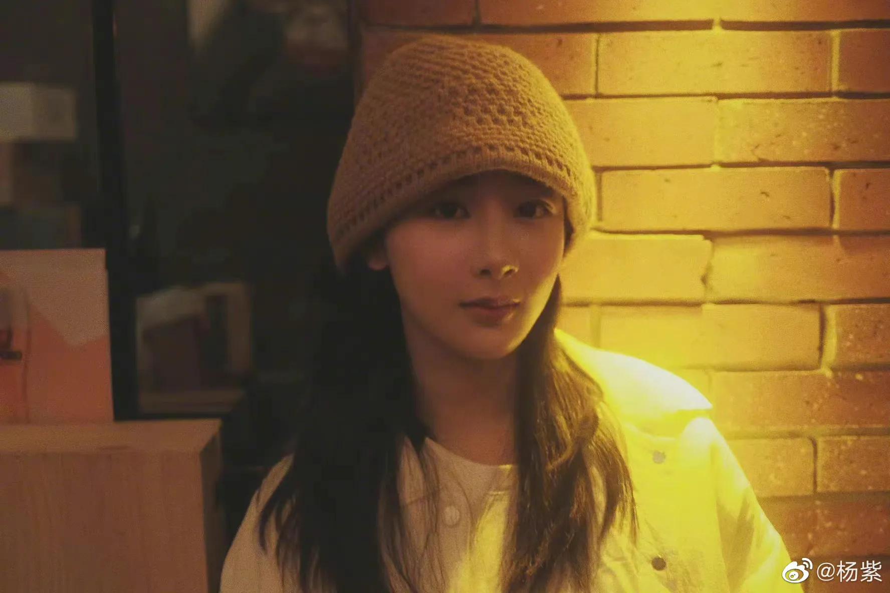 Good girl Yang Zi, milk tea fisherman hat stopwatch cute - iNEWS