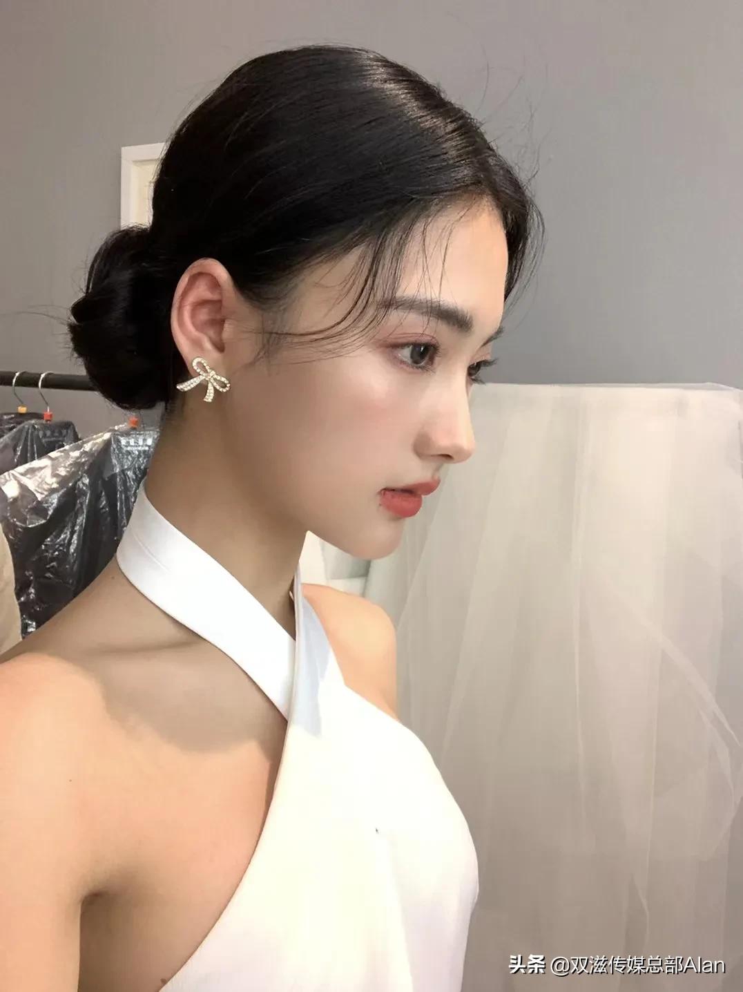 Liu Li, a new-generation artist from Suzhou, who is naturally beautiful ...