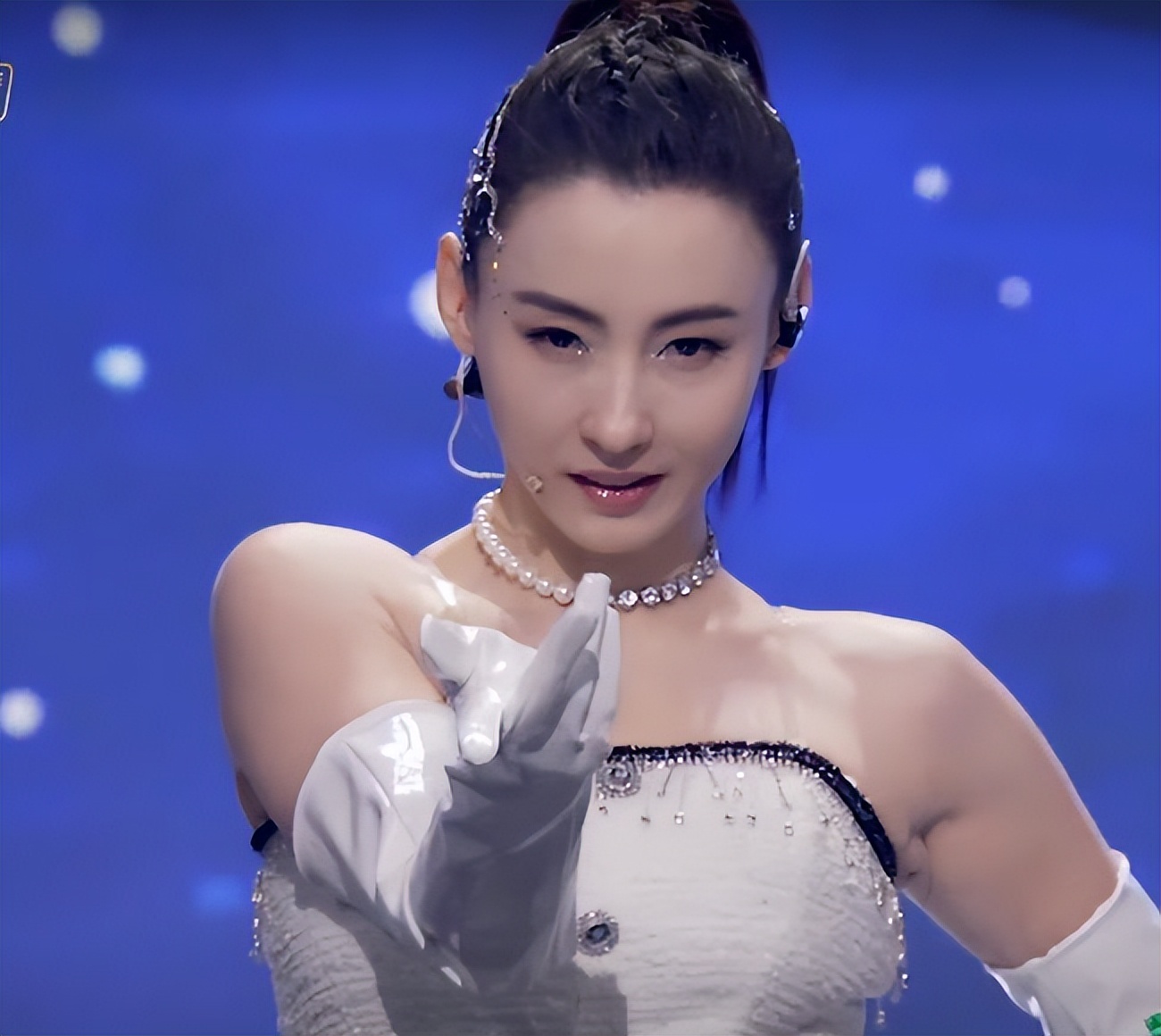 At Cecilia Cheung's show, Nicholas Tse called, but Cecilia Cheung's ...