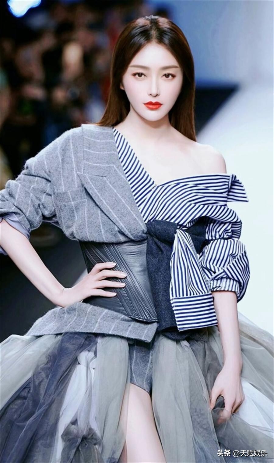 Actress and singer Qin Lan photo album "Thirteen" - iNEWS