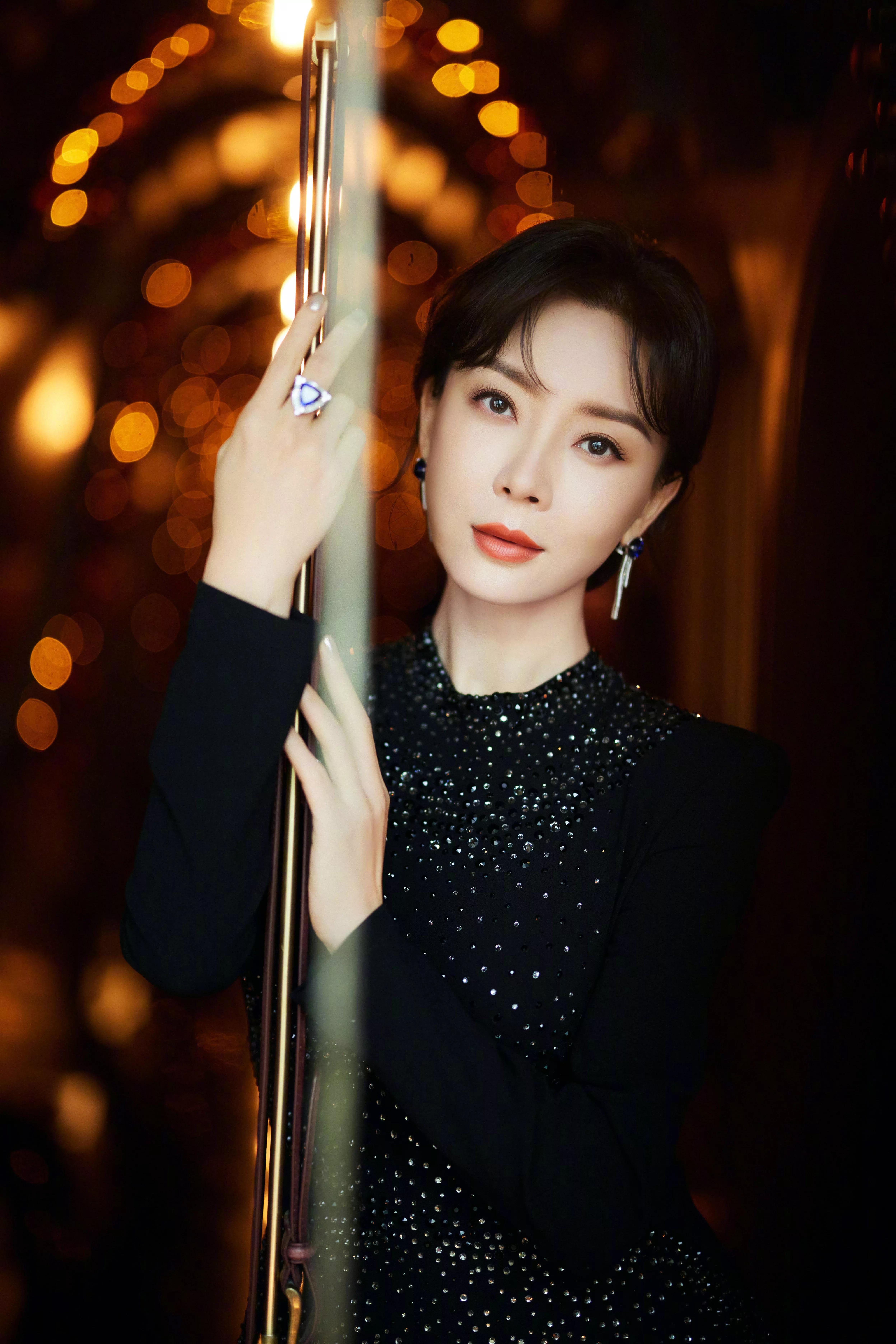 Chen Shu's portrait, dressed in a black dress, intellectually elegant ...