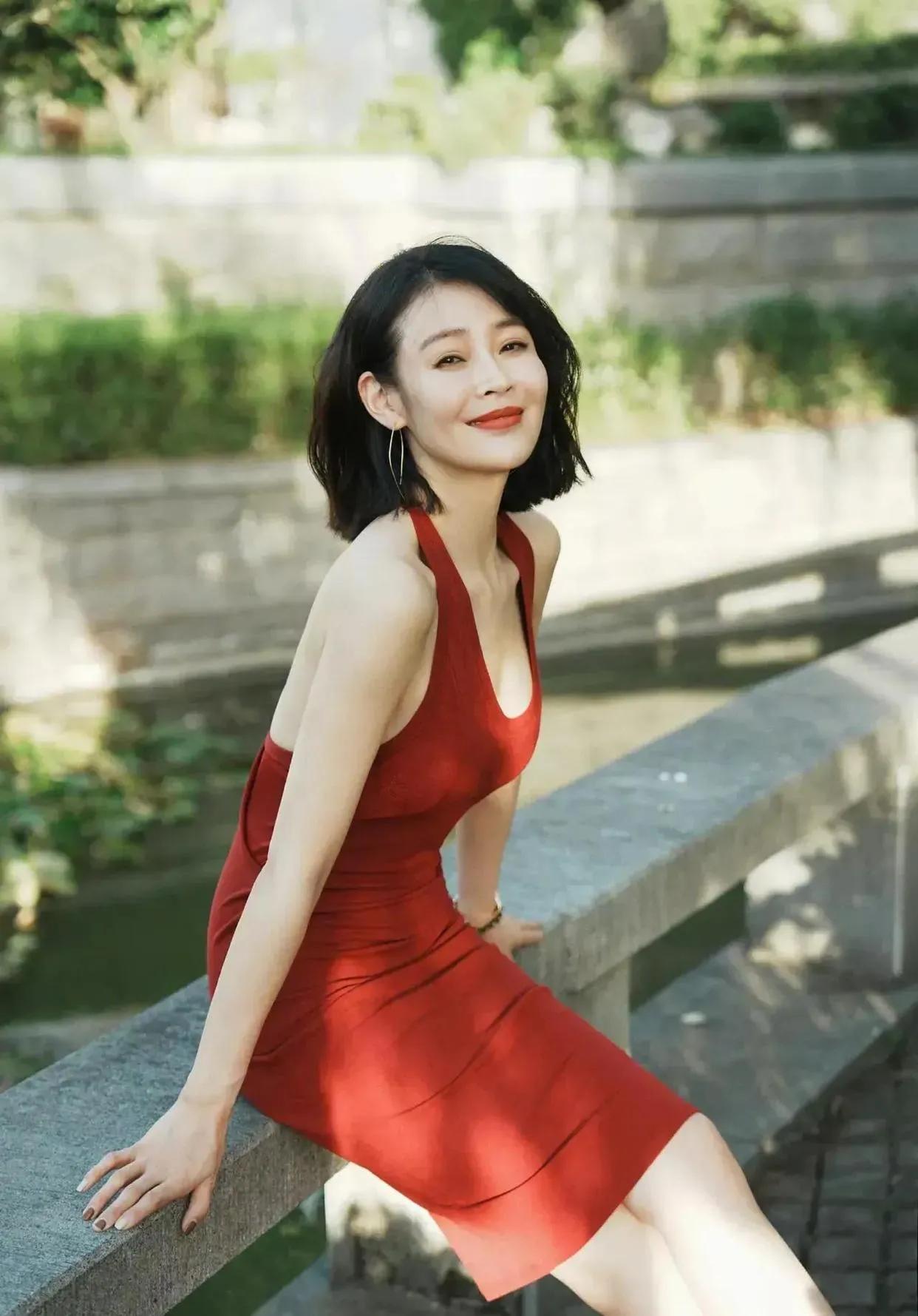 The 40-year-old bride, Yu Mingjia, took pictures by the river a bit like Jiang Shan, but her ...