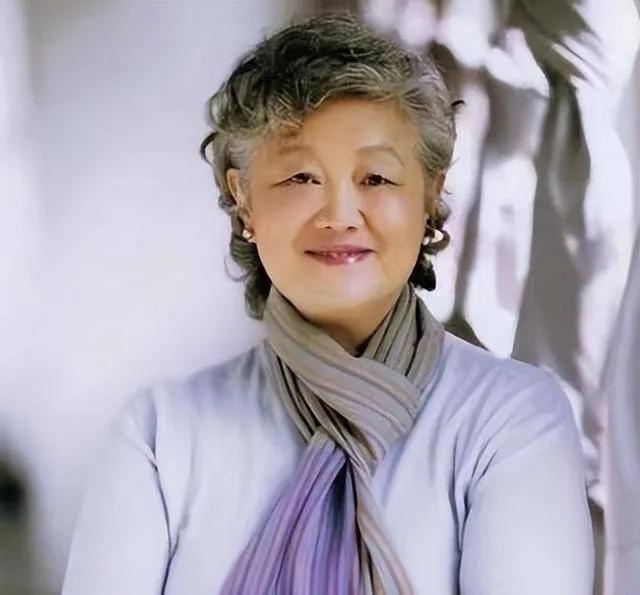 62-year-old Hong Huang has gray hair, a bloated figure, and a wrinkled ...