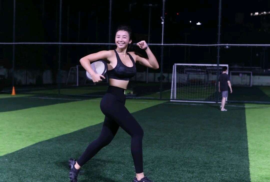 Beauty anchor Zhang Manyuan posted photos of Frisbee sports, wearing ...