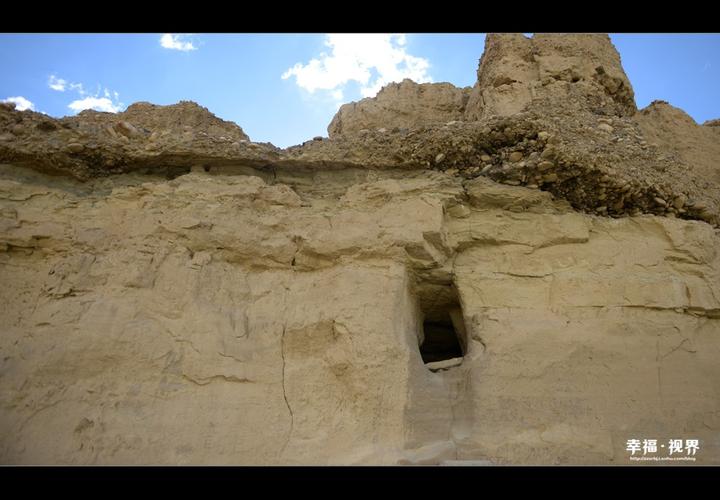 Exploring the corpse cave in the Guge Kingdom of Tibet, the scene ...