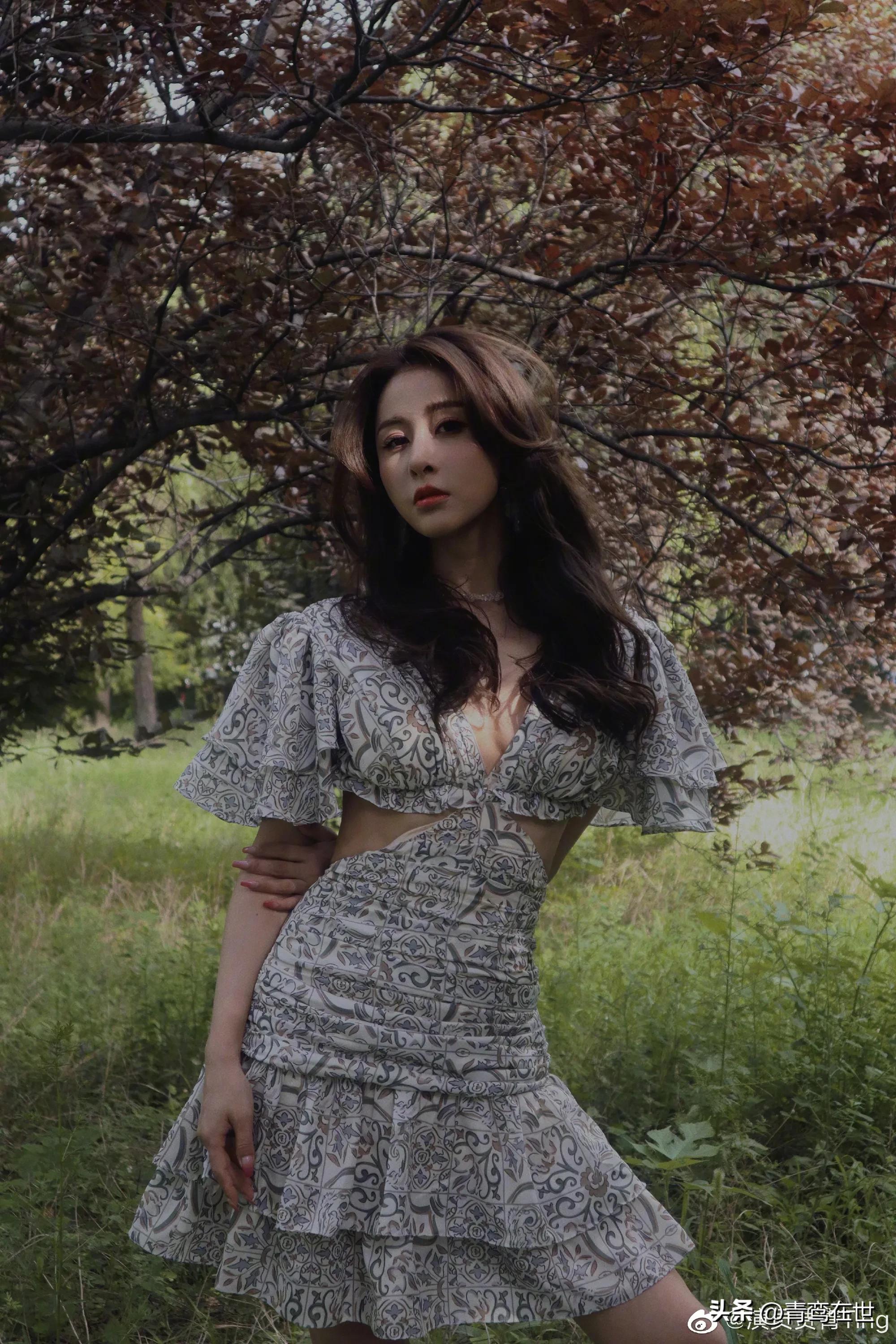 Jia Qing wears a floral dress and takes pictures in the forest to show ...