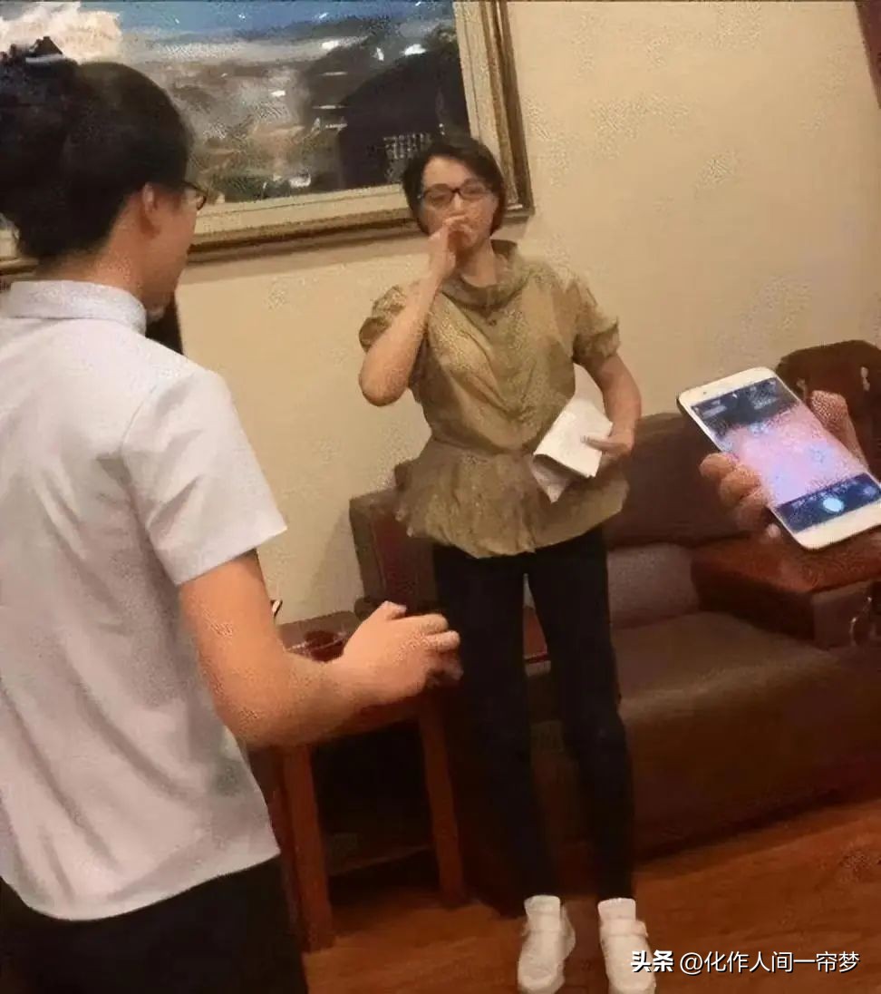 "First Sister of CCTV" Dong Qing appeared on the scene without makeup ...