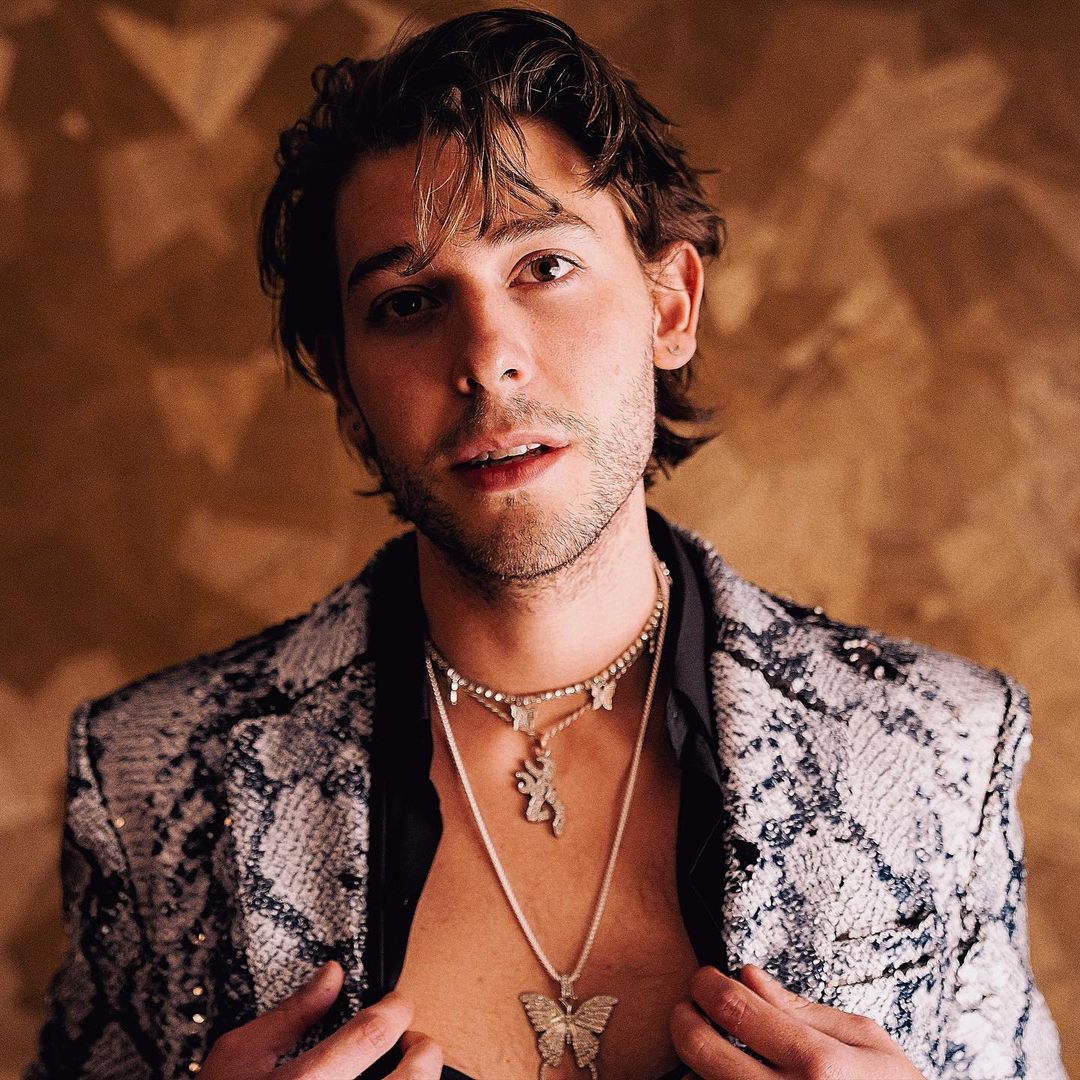 The closet son of a country legend!Sam Williams kisses her boyfriend ...