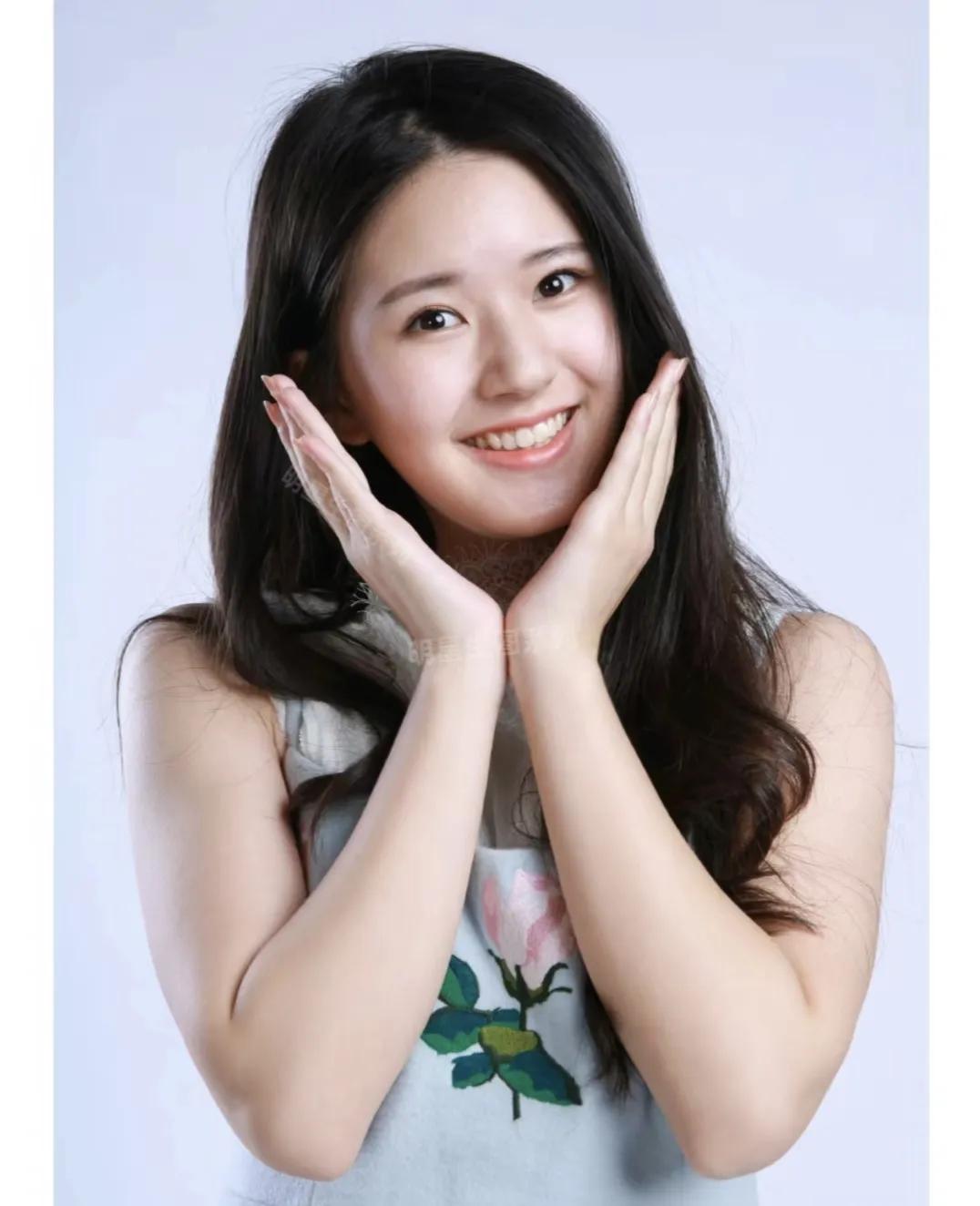Zhao Lusi's debut photo: Although she is slightly fat, she is naturally ...
