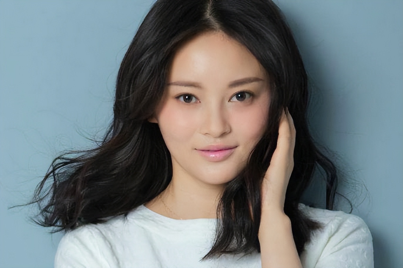 She is Chen Hong's niece, and she is very unpleasant to star in ...