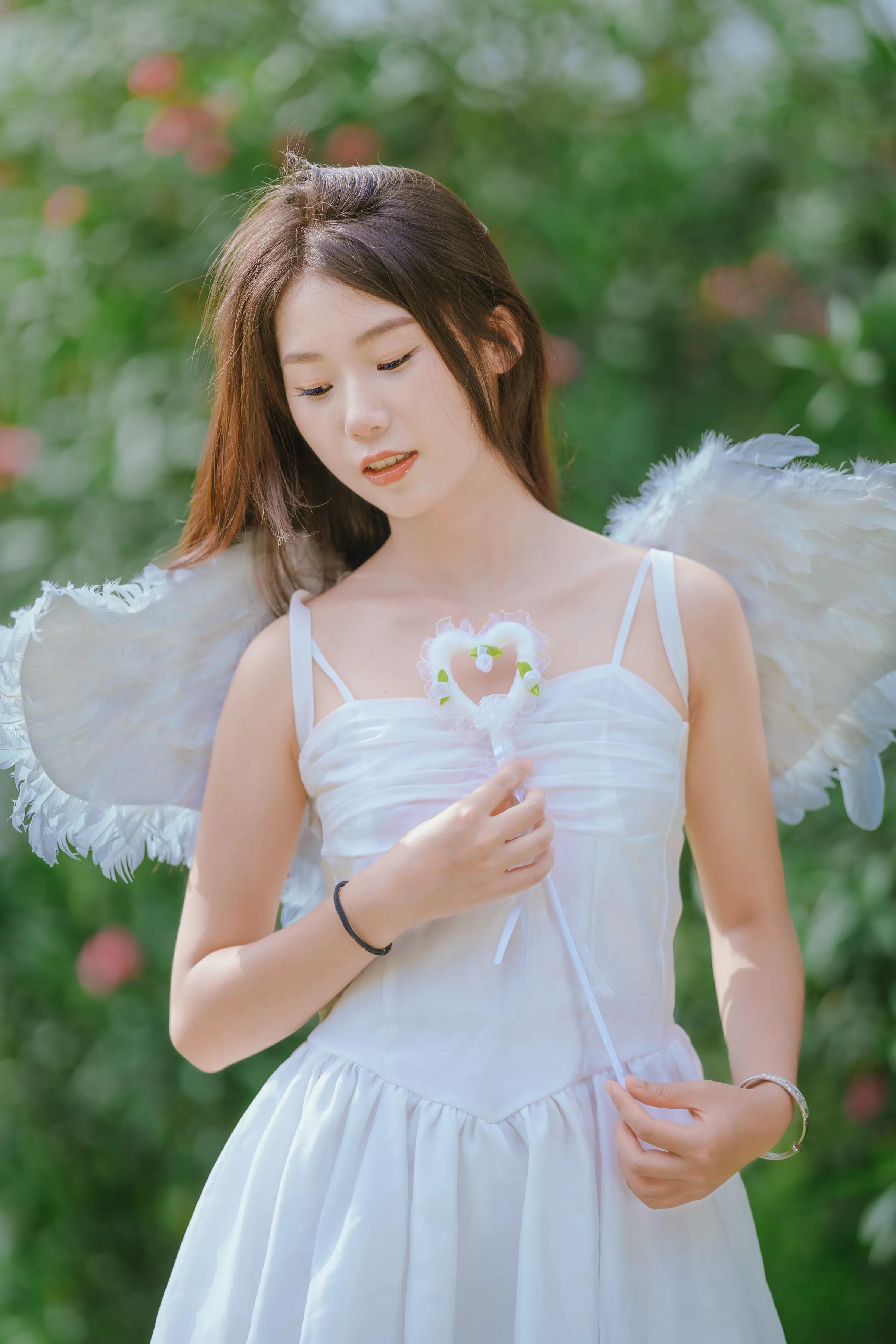 Small and fresh outdoor shooting: Girls dream of having a pair of wings ...