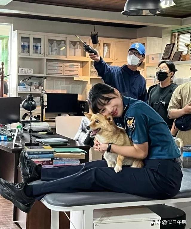 Red Velvet member Joy released a set photo of wearing a police uniform ...