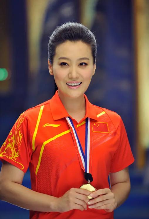 Military singer Tan Jing: Marrying a 9-year-old scientist husband and having twins - iNEWS