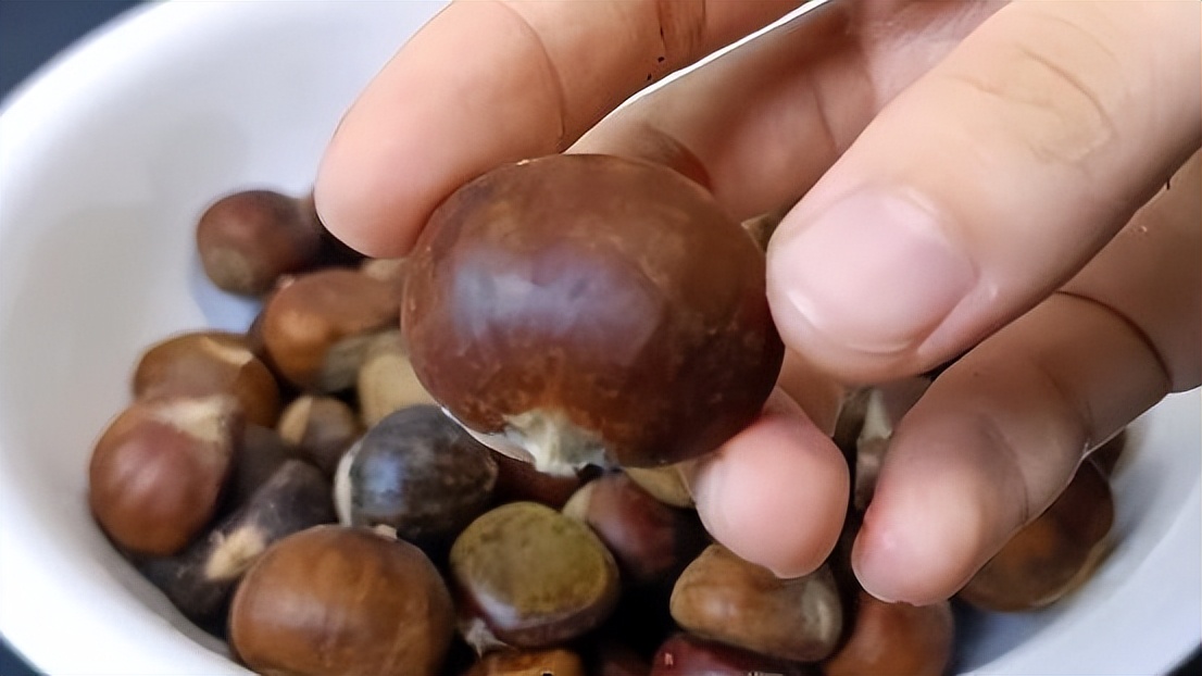 A small coup for quick shelling of chestnuts, no need to fry or oven ...