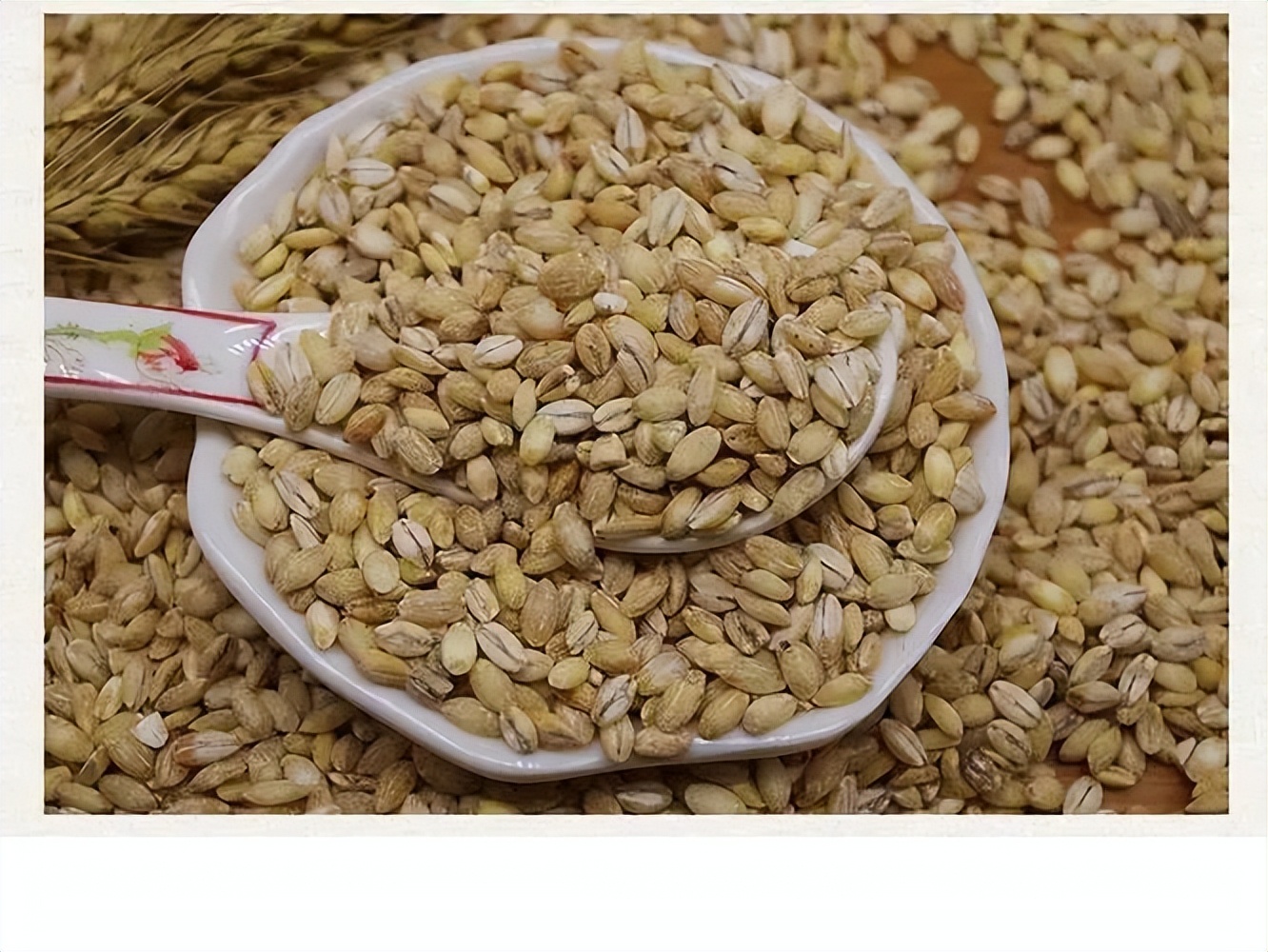 A small bottle of highland barley wine contains the farming ...