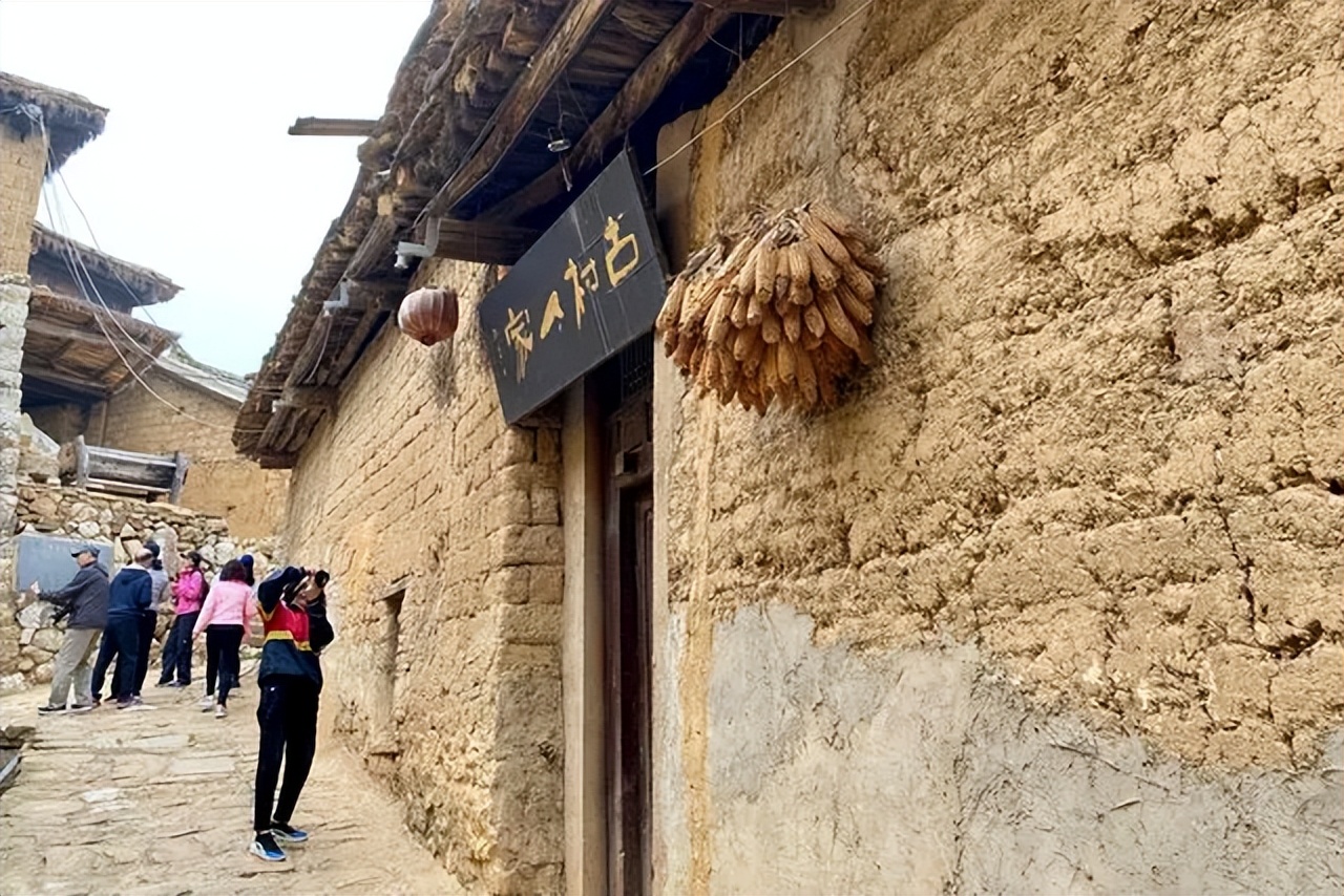 China's "weird" village: more than 800 rooms are connected together ...