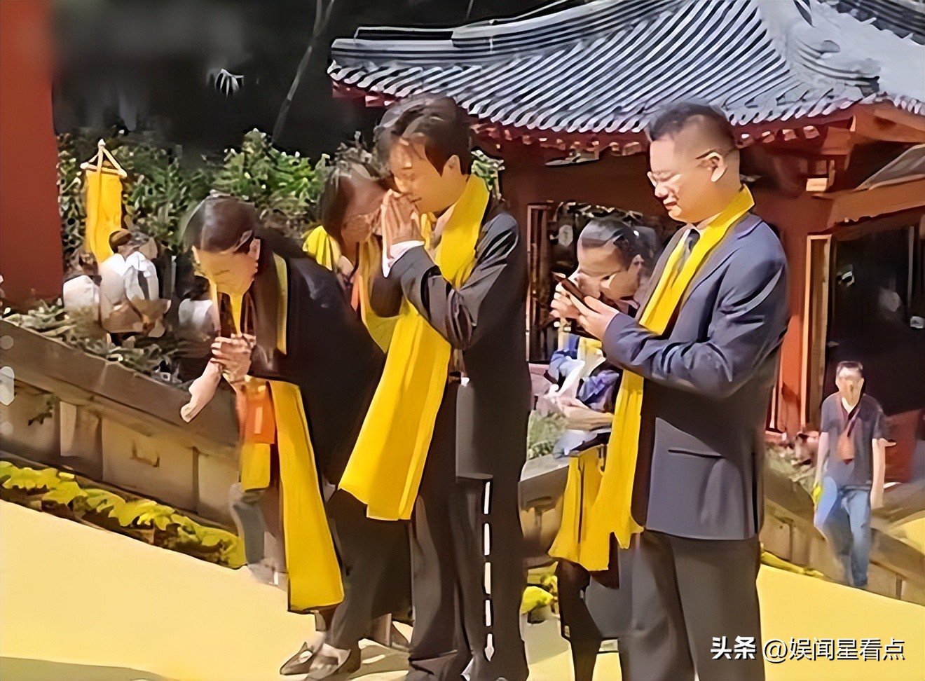 Li Yugang attended the event with crutches. When he climbed the steps ...