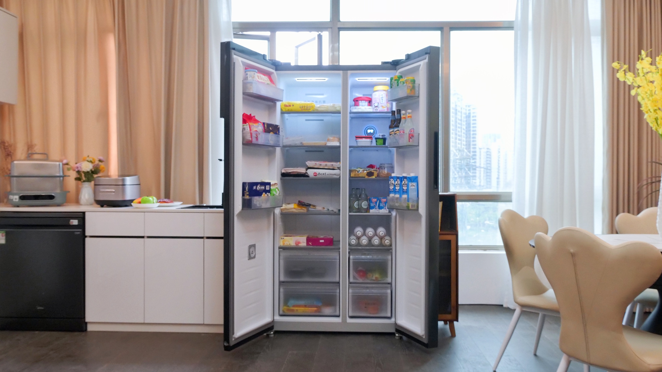 Sufficient and large freezing space, this refrigerator can really "pack ...