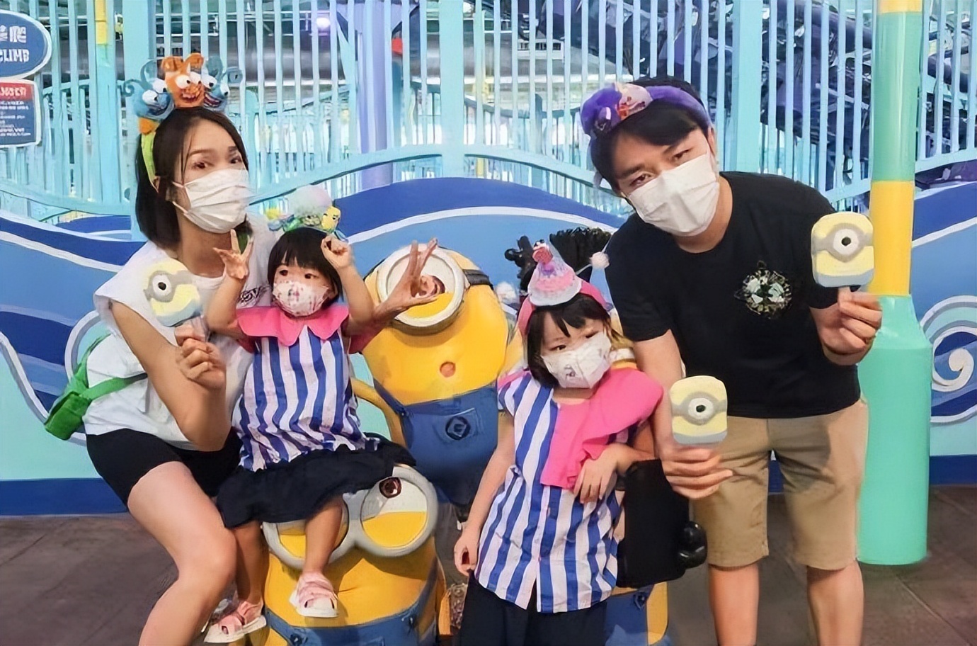 Wang Zulan's family appeared in Universal Studios, two daughters ...