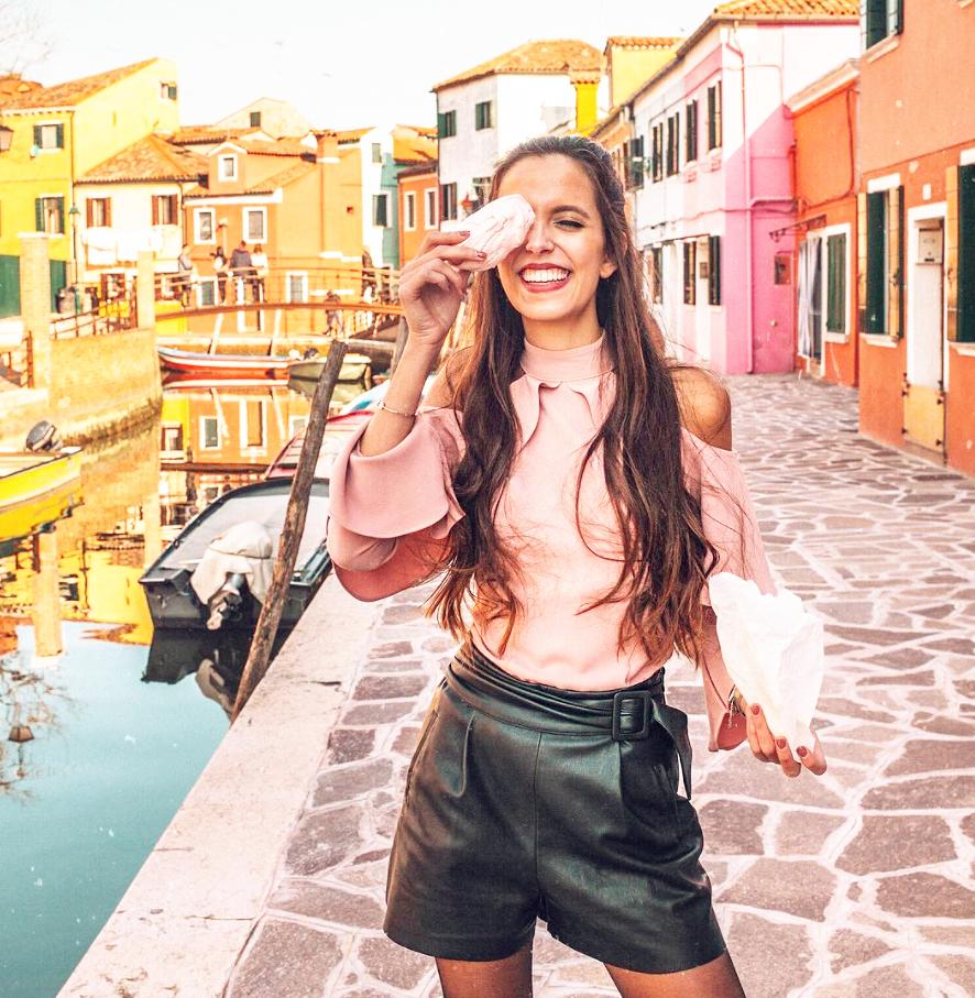 Spain's top blogger, likes to travel, loves bright colors, and ...